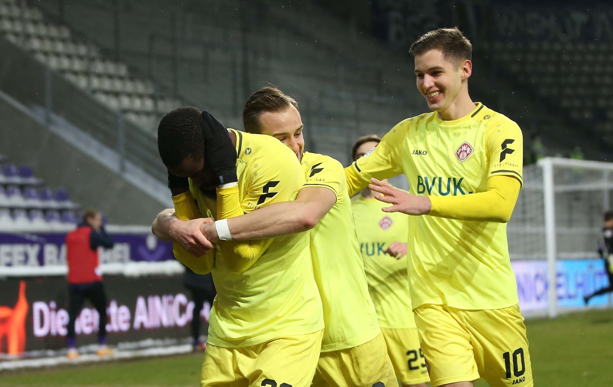 19. Spieltag: Kickers empfangen formstarke Fortunen unter Flutlicht ...